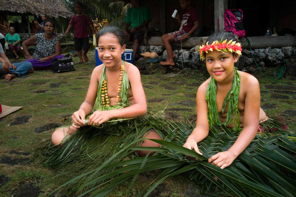 weaving mats - TravelWorld International Magazine